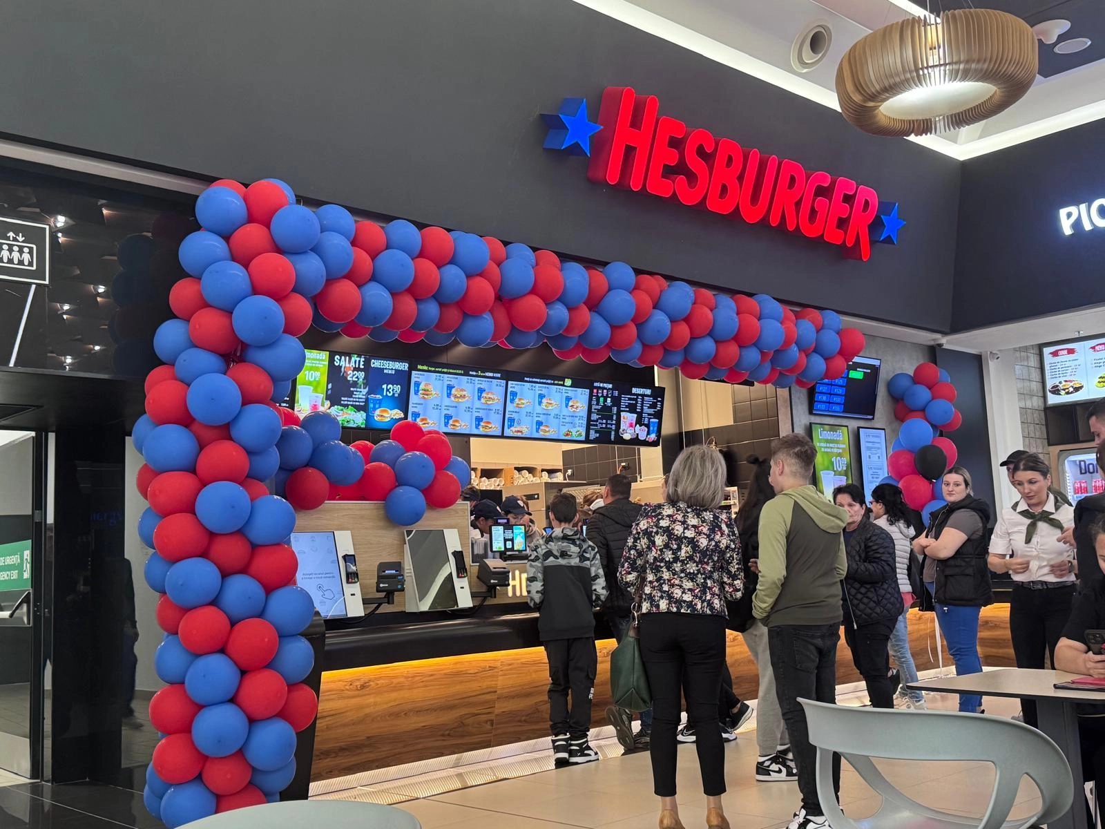 Lanțul fast-food care descinde în România. Va fi un rival pentru ...